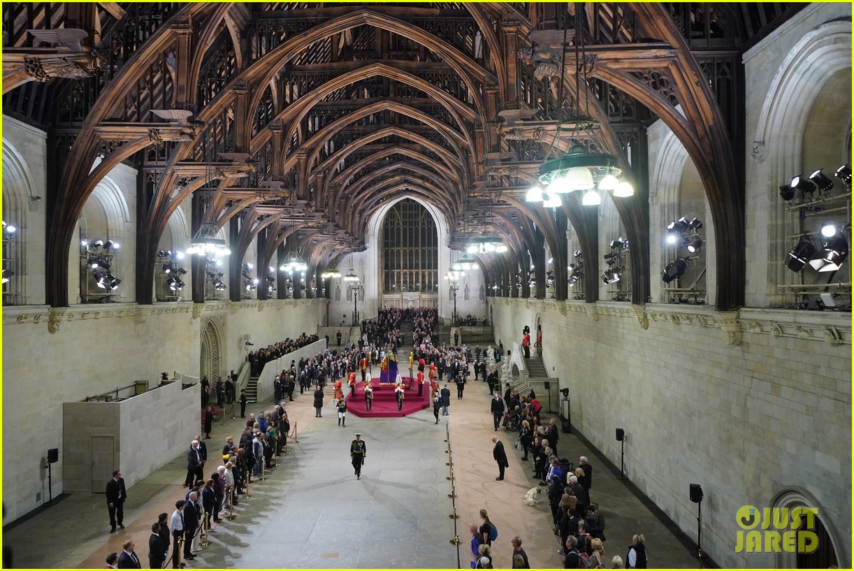 Queen Elizabeth's Four Children Stand Vigil at Her Coffin for 'Vigil of ...