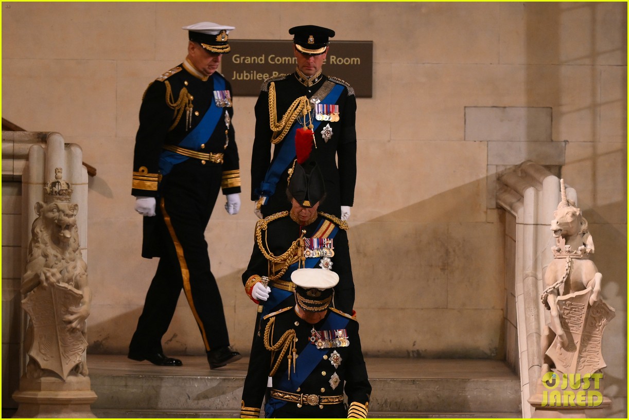 Queen Elizabeth's Four Children Stand Vigil at Her Coffin for 'Vigil of ...