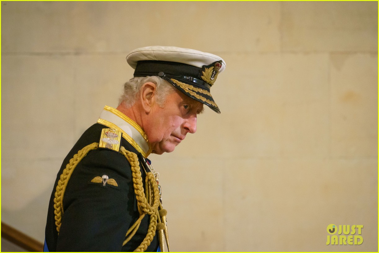 Queen Elizabeth's Four Children Stand Vigil at Her Coffin for 'Vigil of ...
