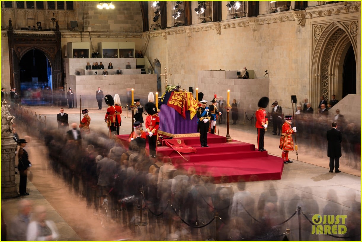 Queen Elizabeth's Four Children Stand Vigil at Her Coffin for 'Vigil of ...