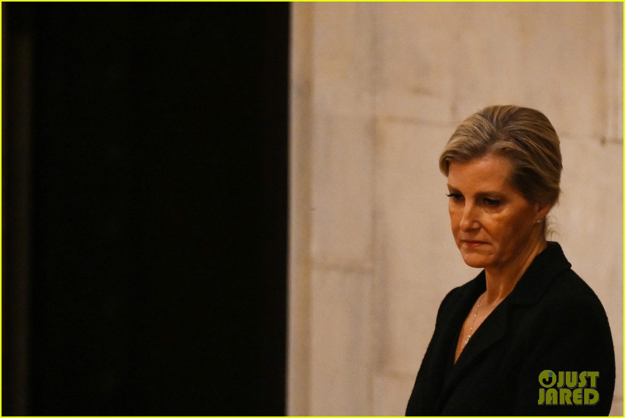 Queen Elizabeth's Four Children Stand Vigil at Her Coffin for 'Vigil of ...