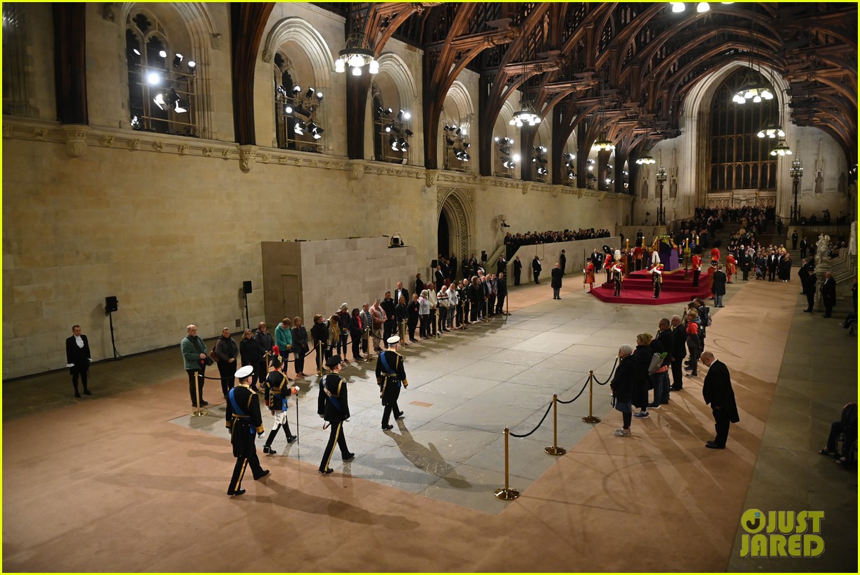 Queen Elizabeth's Four Children Stand Vigil at Her Coffin for 'Vigil of ...