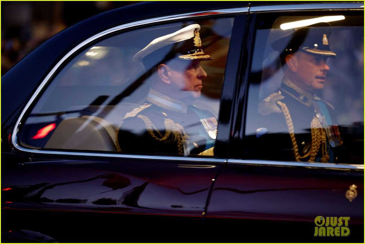 Queen Elizabeth's Four Children Stand Vigil at Her Coffin for 'Vigil of ...