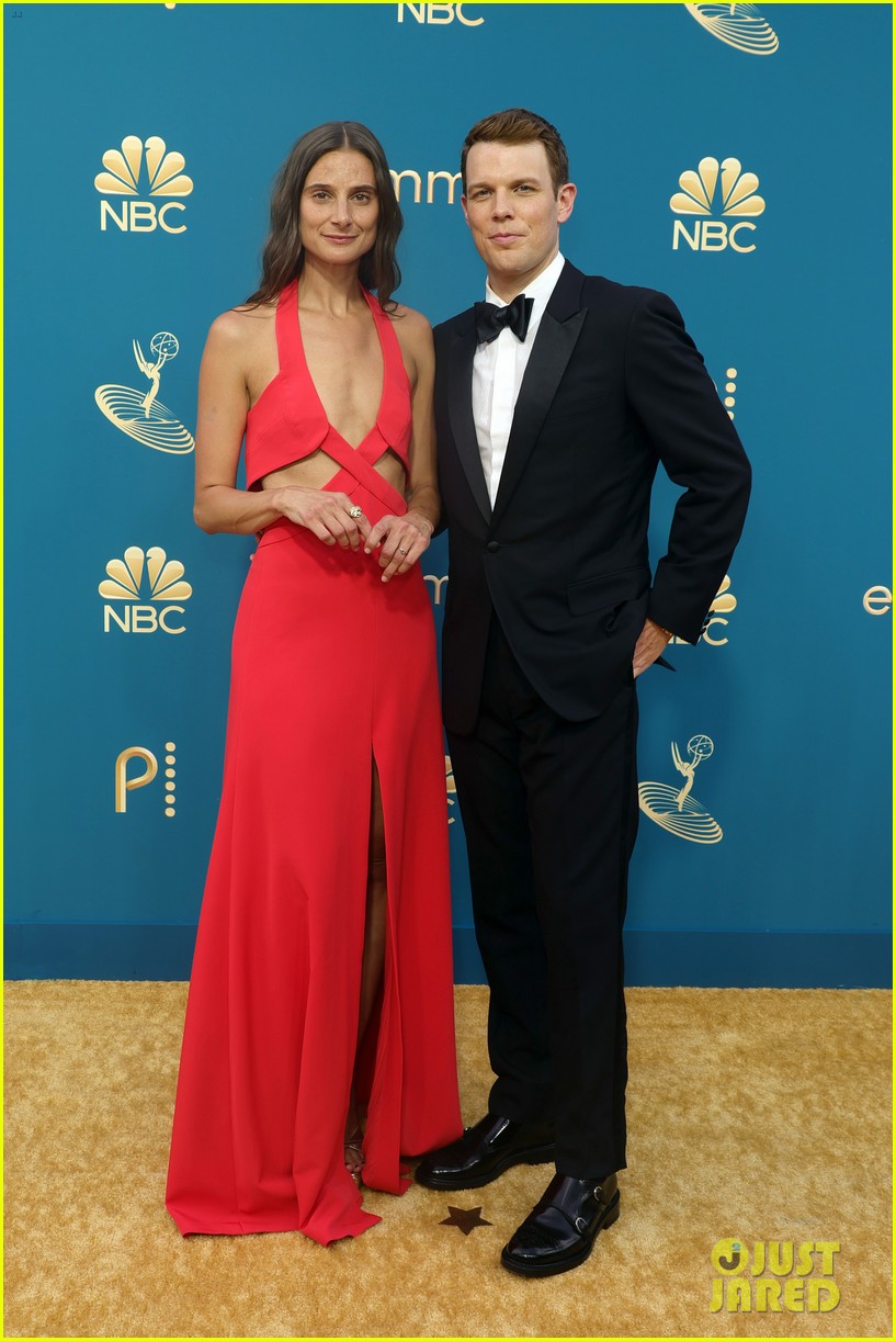 Jennifer Coolidge Dances to Play-Off Music During Hilarious Emmys Acceptance Speech: Photo ...