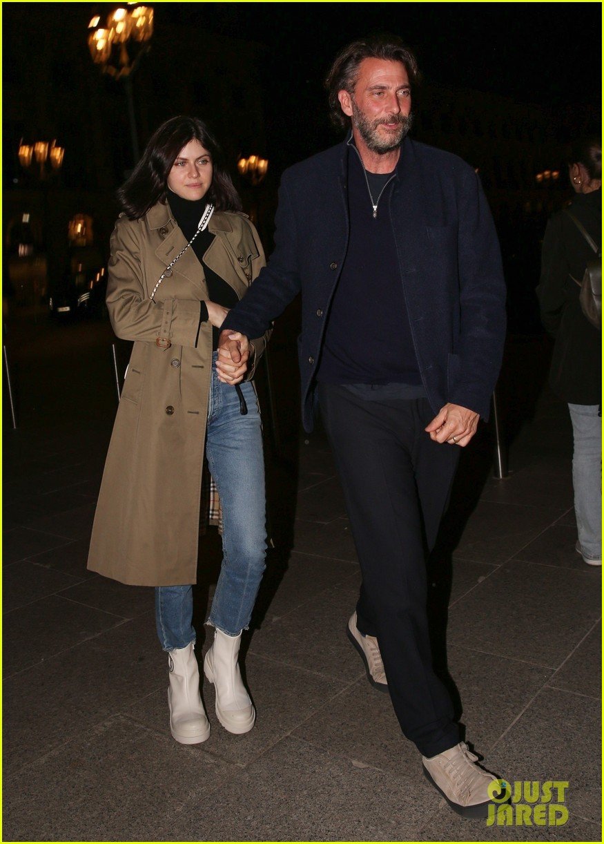Alexandra Daddario & Husband Andrew Form Hold Hands in Paris: Photo ...
