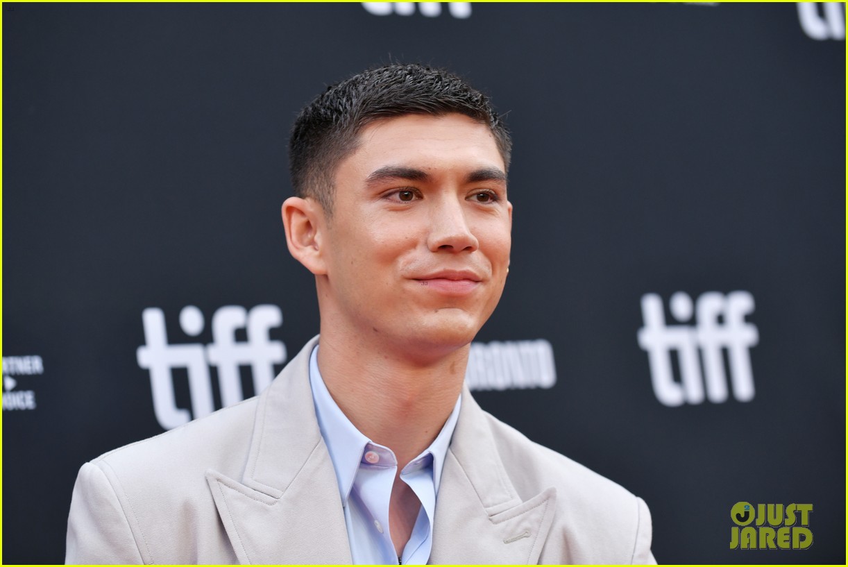Zac Efron Smiles Wide at TIFF 2022, His First Red Carpet Appearance in ...