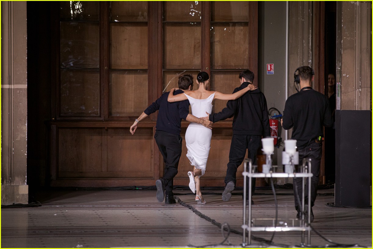 Bella Hadid Has Dress Spray-Painted on Her Body During Coperni Show in ...