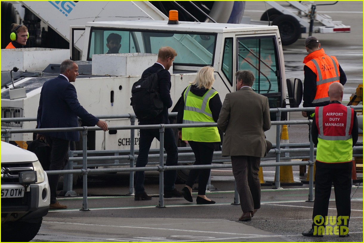 Prince Harry Appears to Comfort Worker While Boarding Flight After ...