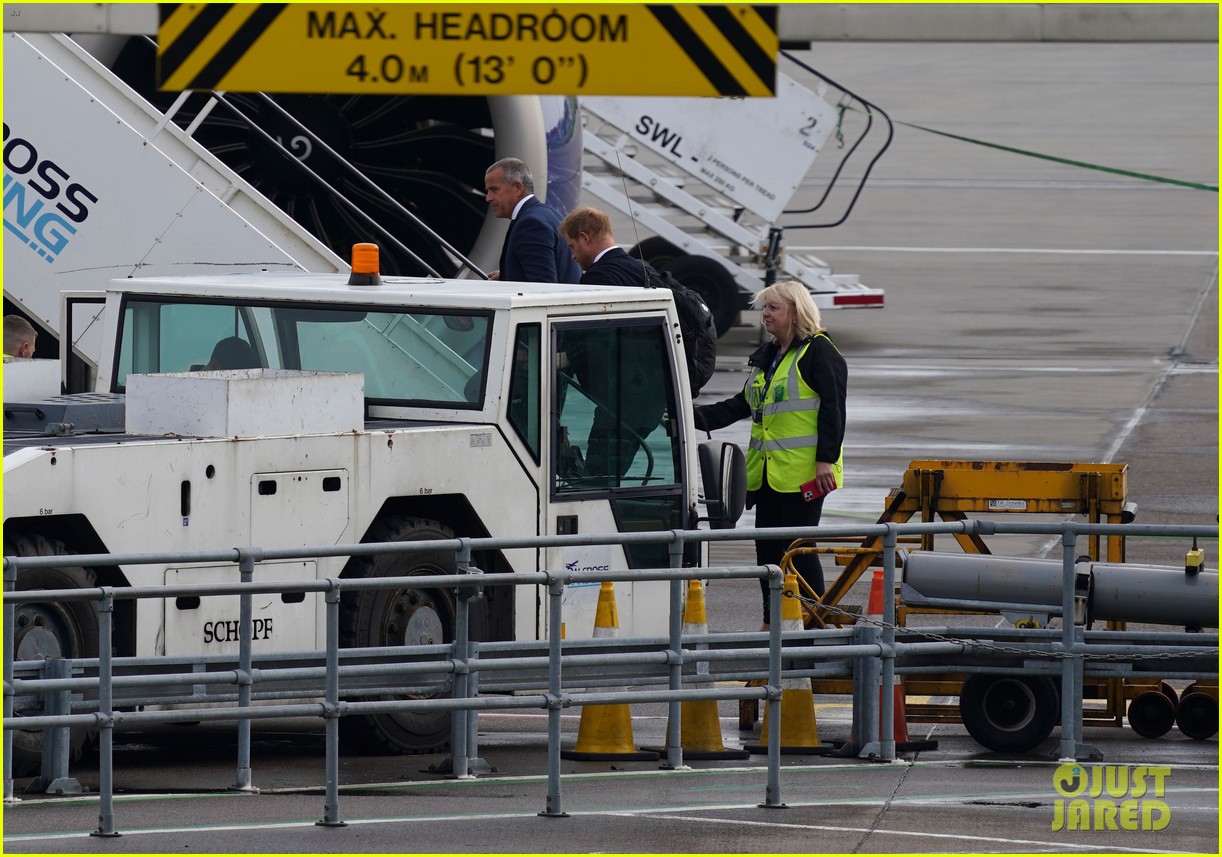 Prince Harry Appears to Comfort Worker While Boarding Flight After ...