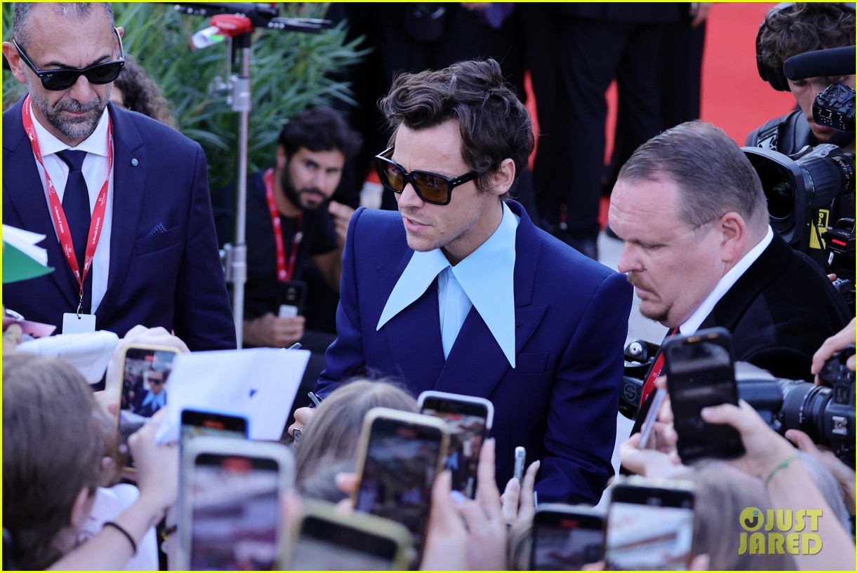 Harry Styles & Olivia Wilde Walk 'Don't Worry Darling' Red Carpet ...