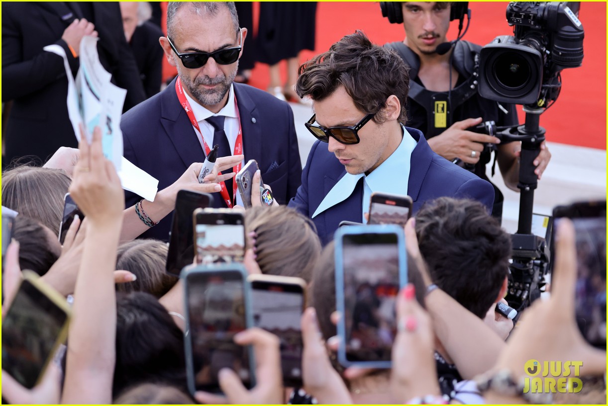 Harry Styles & Olivia Wilde Walk 'Don't Worry Darling' Red Carpet ...