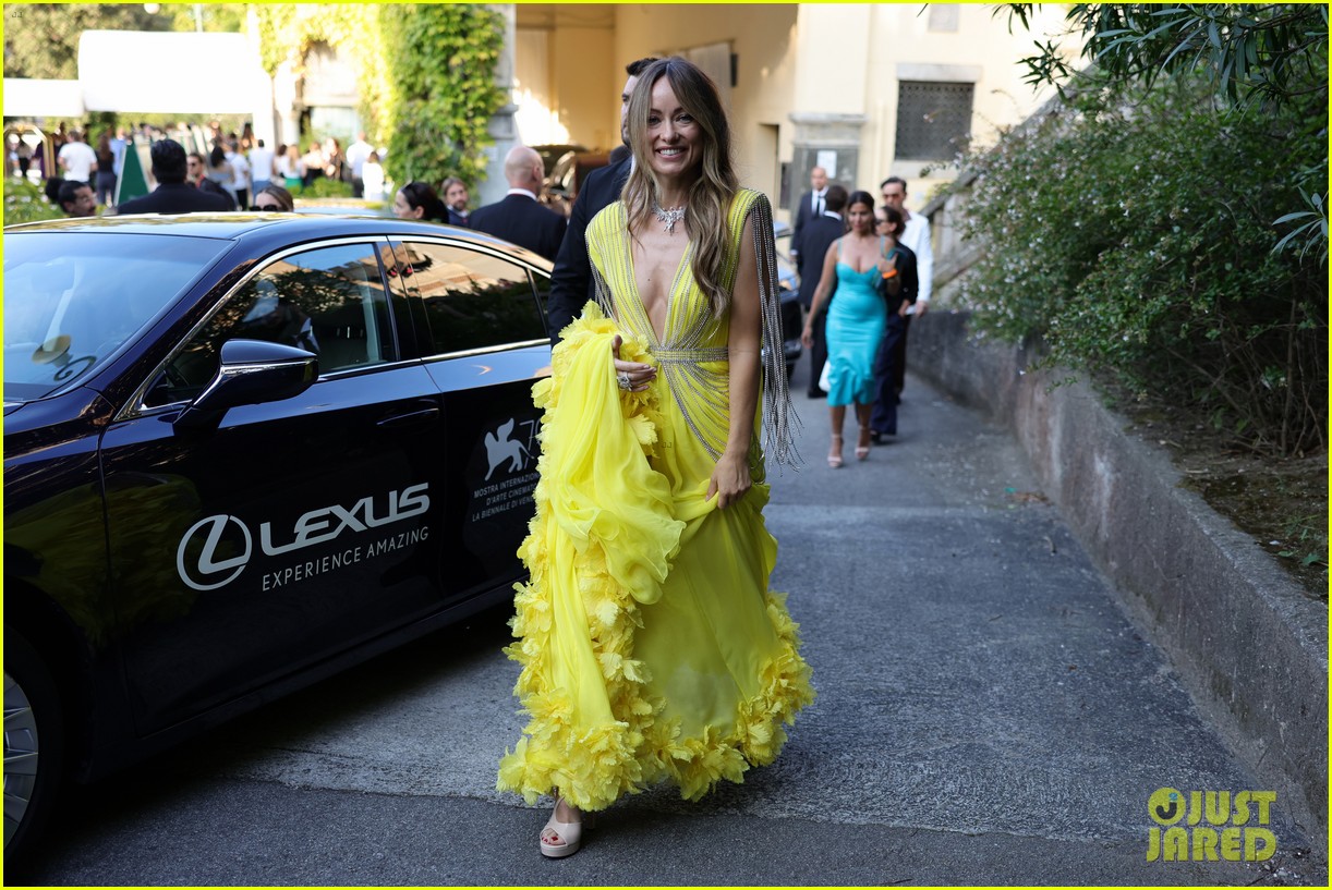 Harry Styles & Olivia Wilde Walk 'Don't Worry Darling' Red Carpet ...