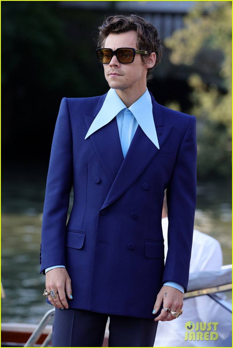 Harry Styles & Olivia Wilde Walk 'Don't Worry Darling' Red Carpet ...