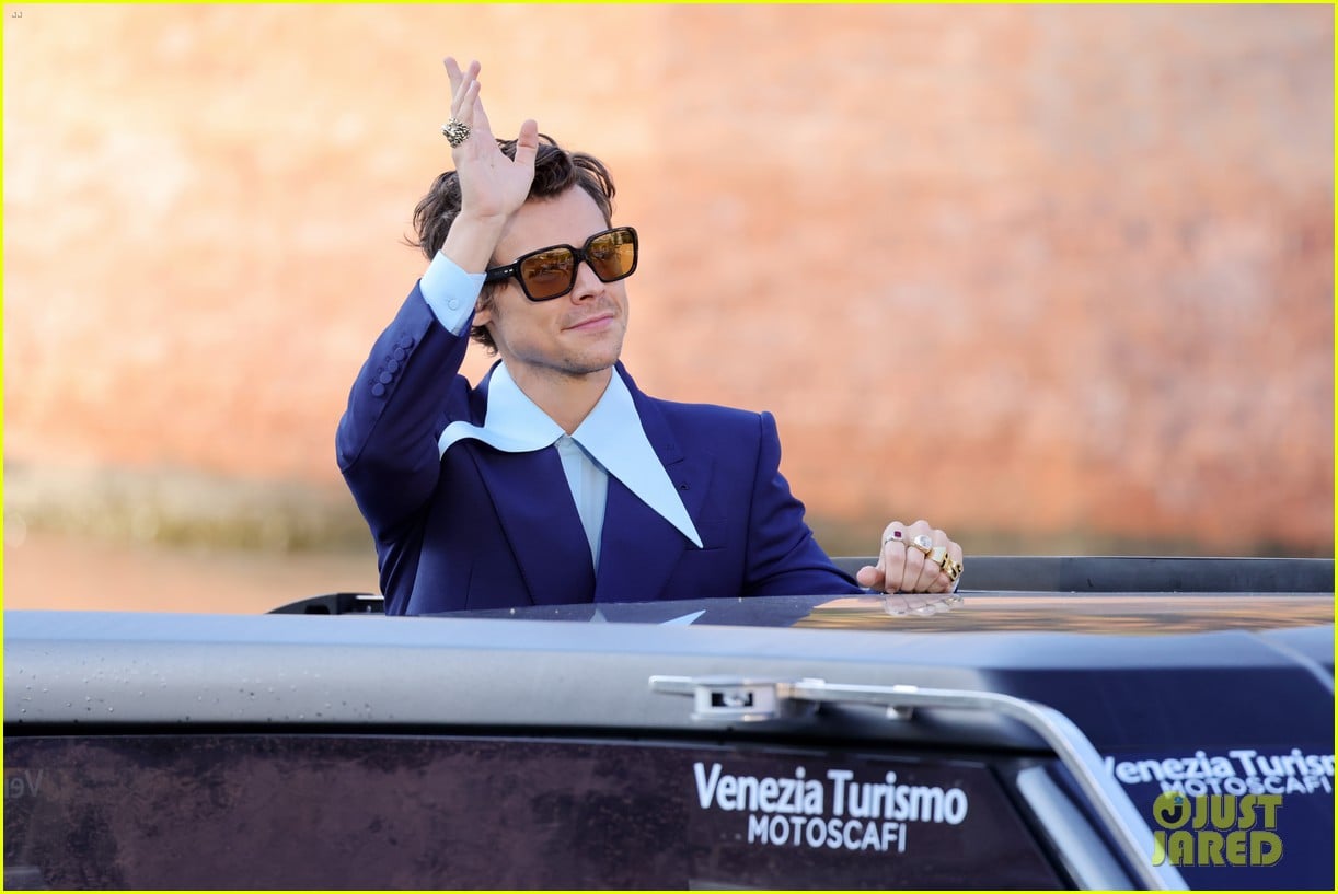 Harry Styles & Olivia Wilde Walk 'Don't Worry Darling' Red Carpet ...