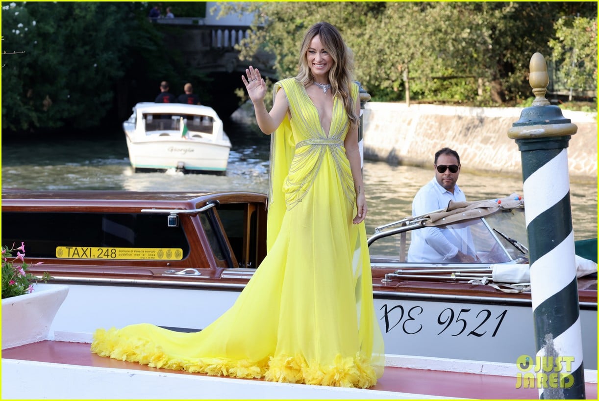 Harry Styles & Olivia Wilde Walk 'Don't Worry Darling' Red Carpet ...