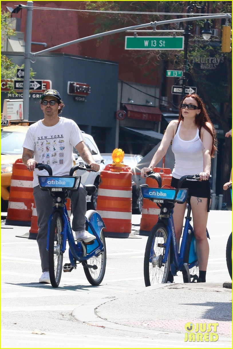 Joe Jonas & Sophie Turner Spend Labor Day on CitiBikes in NYC! (Photos): Photo 4812066 | Joe ...