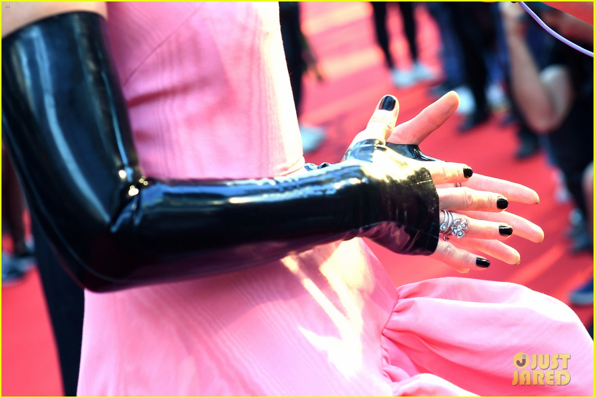 Kate Beckinsale Pairs A Bright Pink Dress With Black Latex Gloves at ...