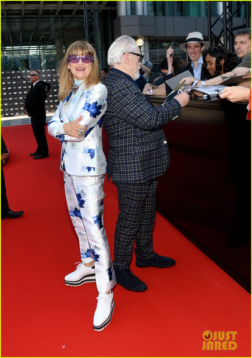 Kate Beckinsale Pairs A Bright Pink Dress With Black Latex Gloves at ...