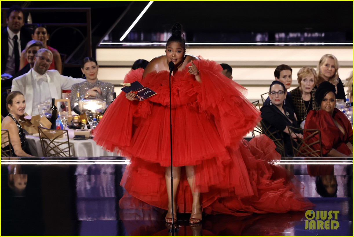 Lizzo Give Passionate Speech After Winning Outstanding Competition ...