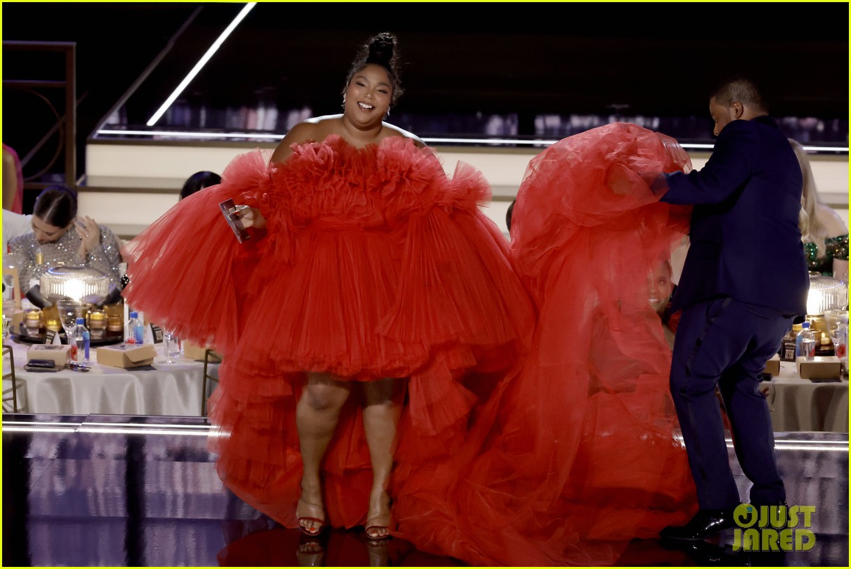 Lizzo Give Passionate Speech After Winning Outstanding Competition ...