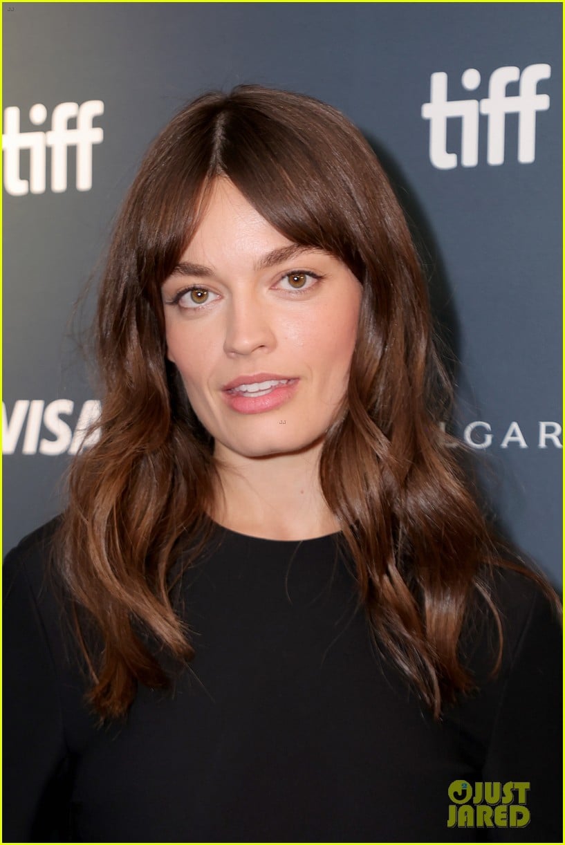 Emma Mackey Is Getting Raves for 'Emily' Movie After TIFF Premiere ...