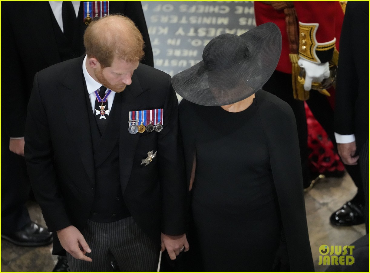 Body Language Expert Reveals How Meghan Markle & Prince Harry Felt at Queen Elizabeth's Funeral ...
