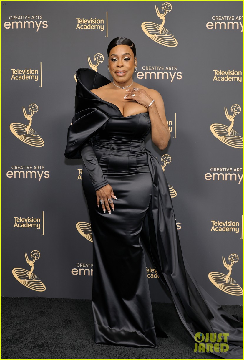 Niecy Nash & Wife Jessica Betts Share Cute Moment at Creative Arts Emmy ...