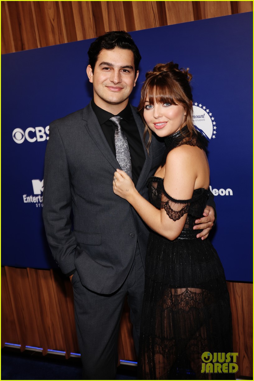 Melanie Lynskey & Juno Temple Twin in Lime Green Look at Paramount's ...