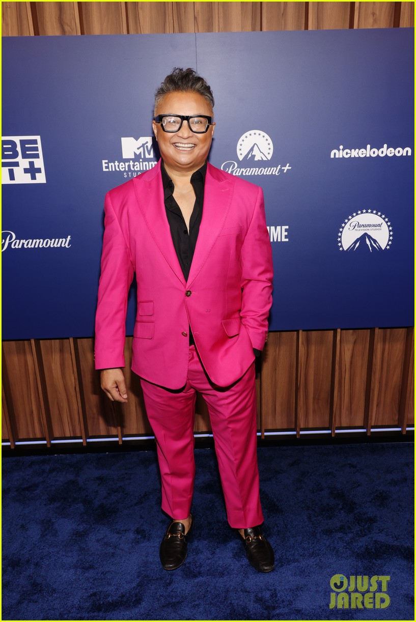 Melanie Lynskey & Juno Temple Twin in Lime Green Look at Paramount's ...