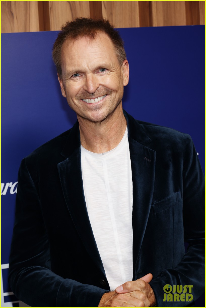 Melanie Lynskey & Juno Temple Twin in Lime Green Look at Paramount's ...