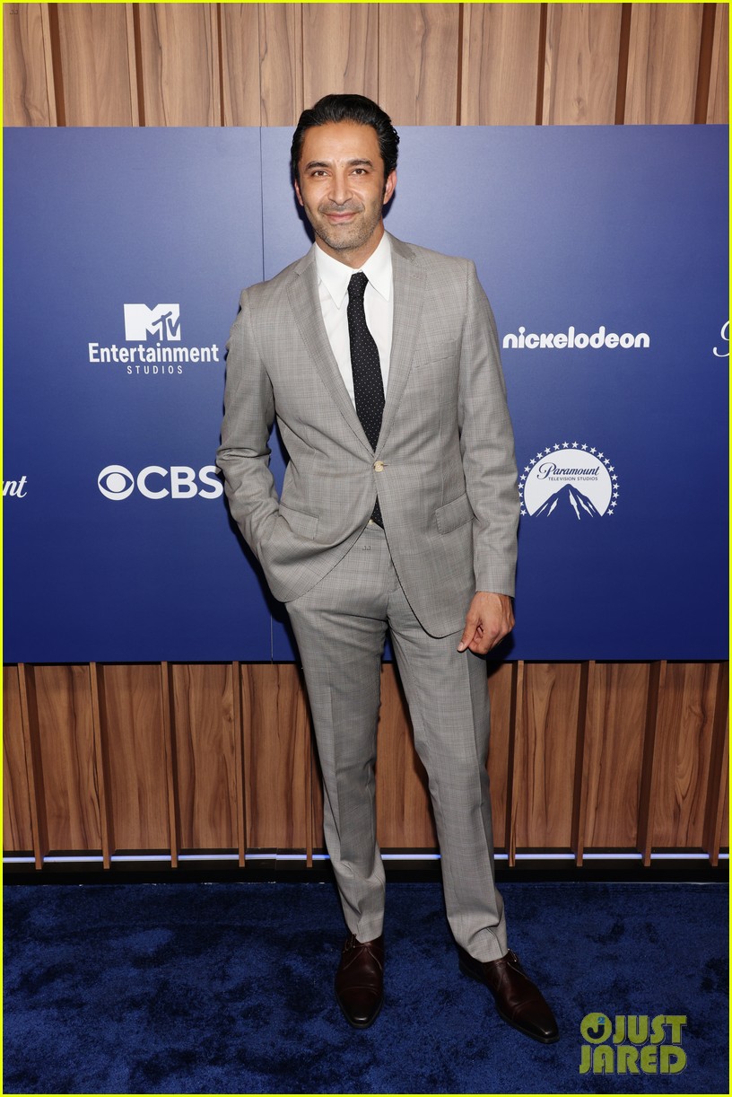 Melanie Lynskey & Juno Temple Twin in Lime Green Look at Paramount's ...