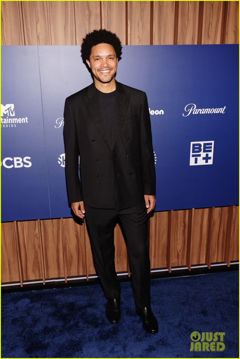 Melanie Lynskey & Juno Temple Twin in Lime Green Look at Paramount's ...