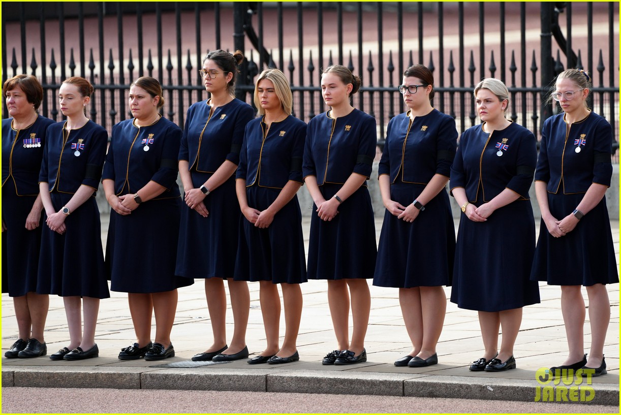 Queen Elizabeth's Staff Pays Tribute To Her One Final Time During ...