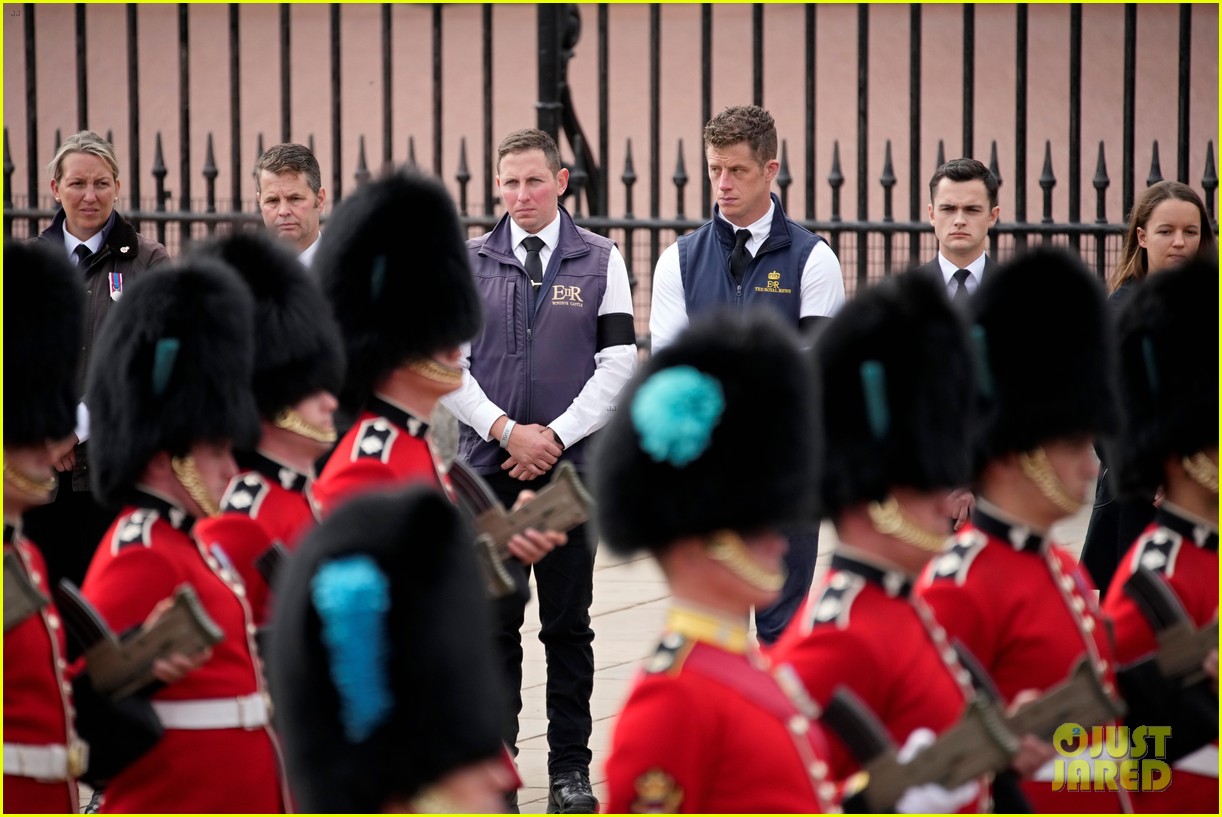 Queen Elizabeth's Staff Pays Tribute To Her One Final Time During ...