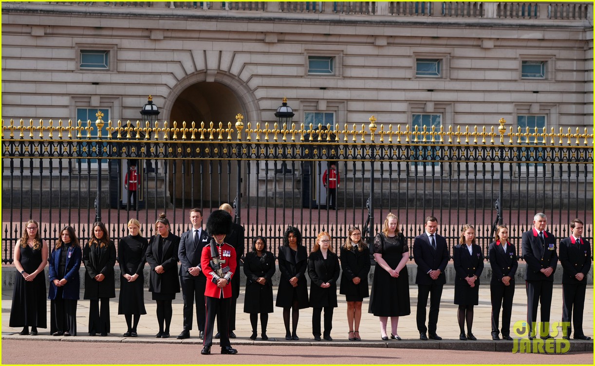 Queen Elizabeth's Staff Pays Tribute To Her One Final Time During ...