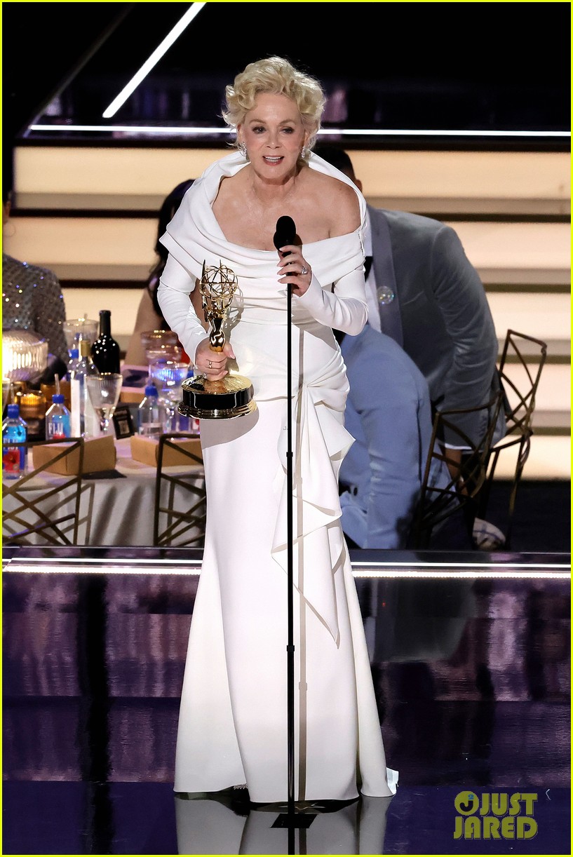 Jean Smart Wins at Emmys 2022, Hilariously Calls Out Fellow Nominee ...