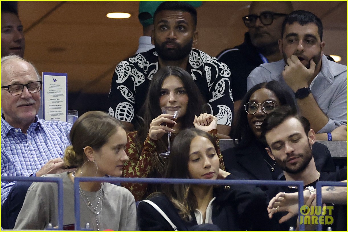 Emily Ratajkowski Hangs Out with Ziwe Fumudoh at U.S. Open 2022: Photo ...