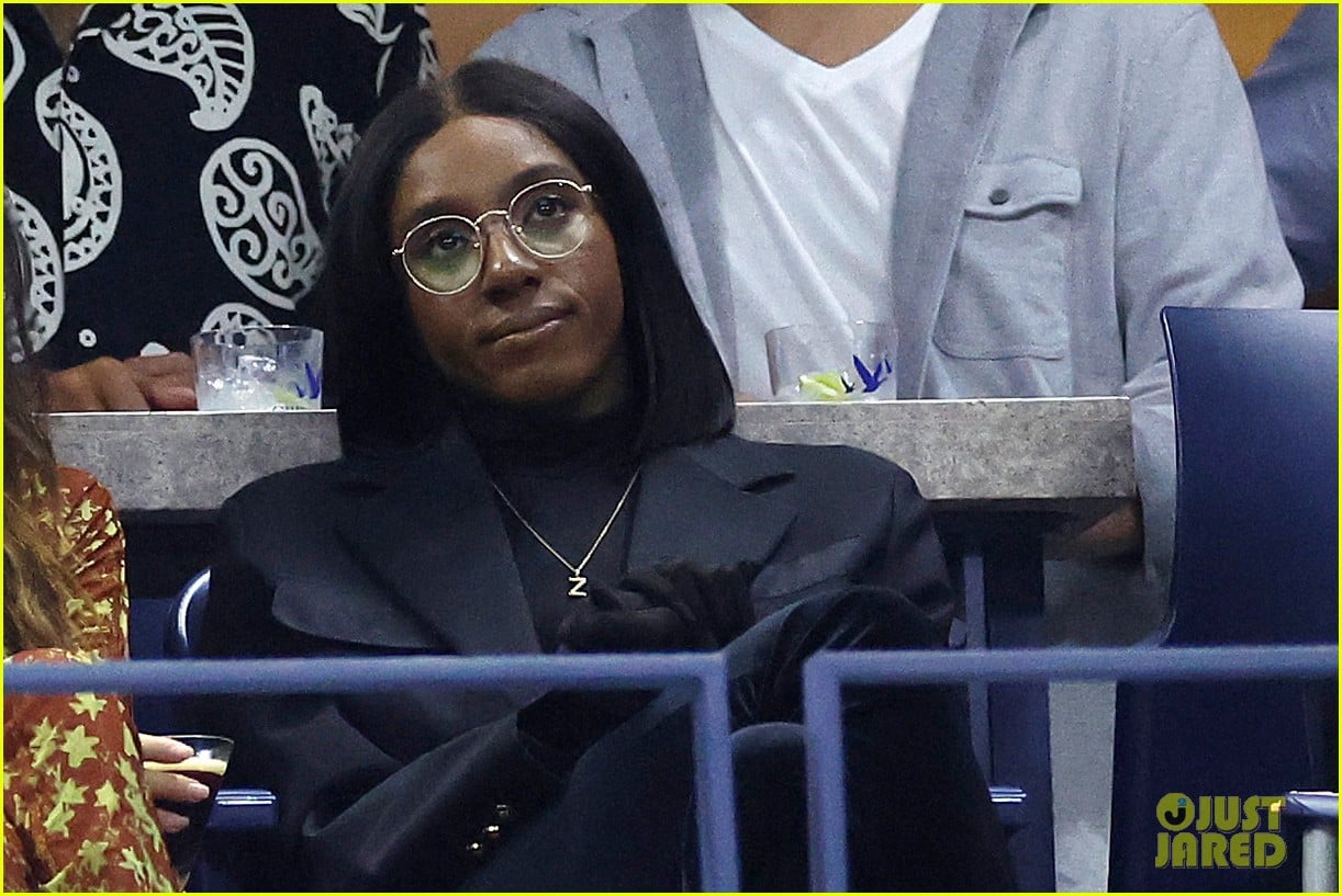 Emily Ratajkowski Hangs Out with Ziwe Fumudoh at U.S. Open 2022: Photo ...