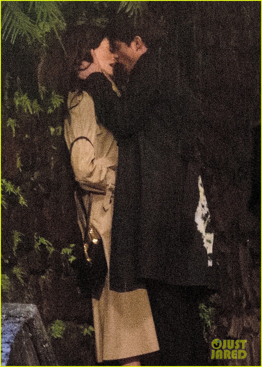 Anne Hathaway Films Intimate Kiss Scene With Nicholas Galitzine For 'The Idea of You': Photo ...