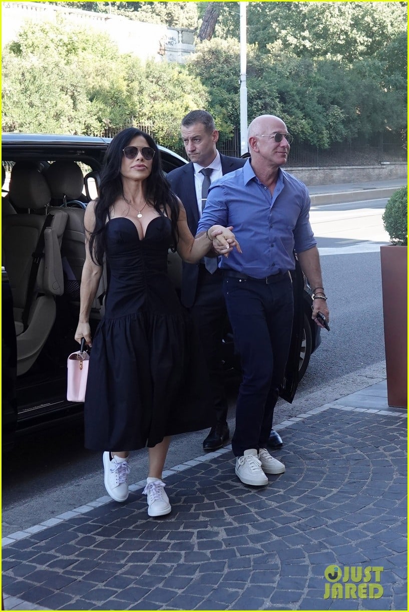Jeff Bezos & Girlfriend Lauren Sanchez Go Sightseeing at the Colosseum ...