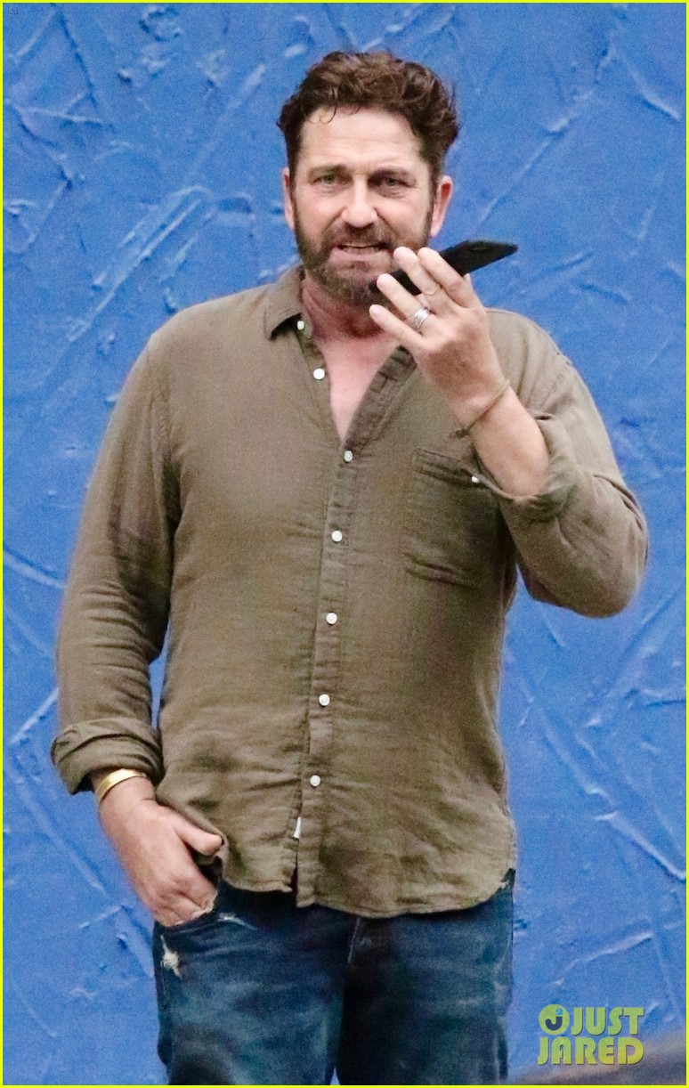 Gerard Butler Takes Selfies With Fans While Running Errands in NYC ...