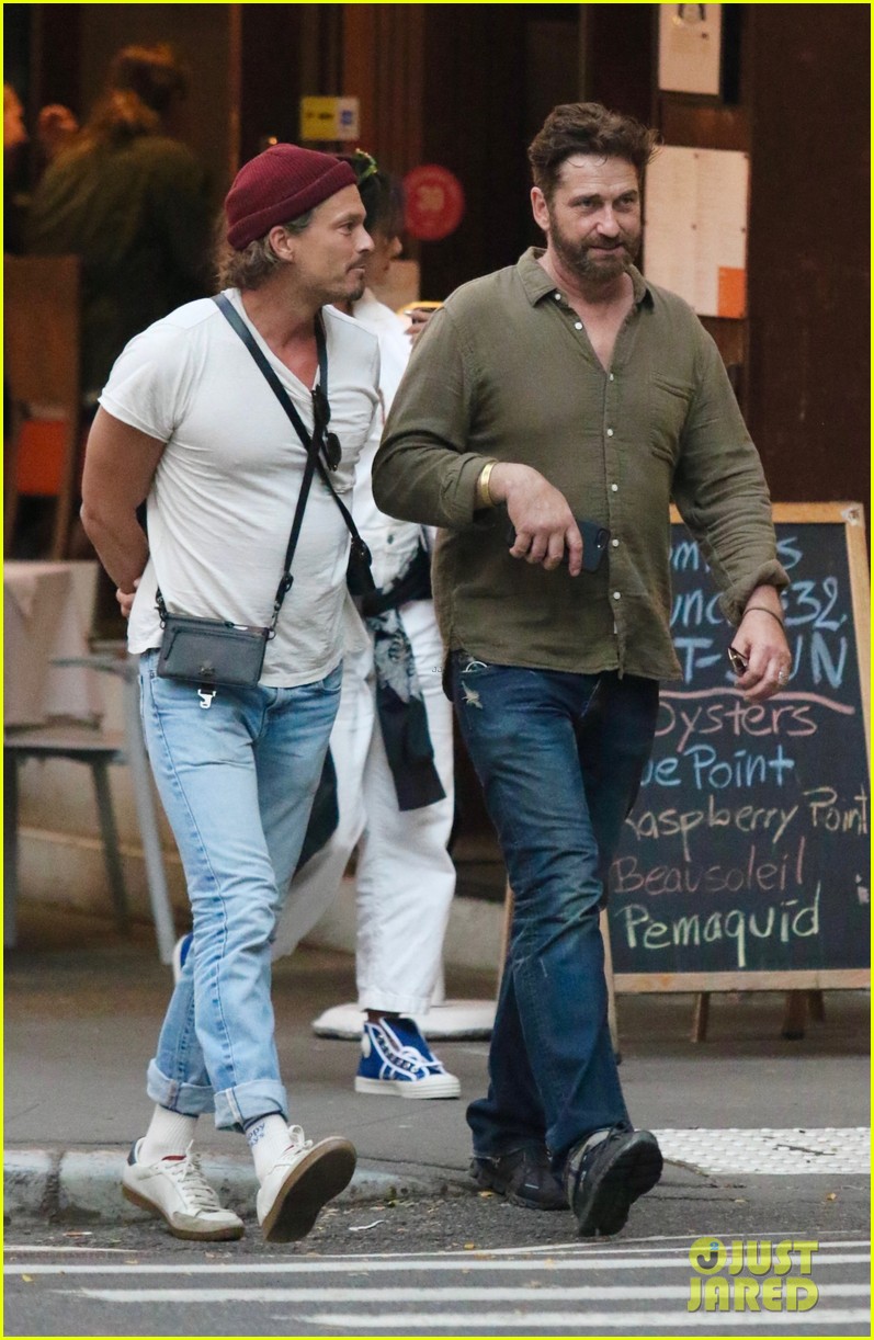 Gerard Butler Takes Selfies With Fans While Running Errands in NYC ...