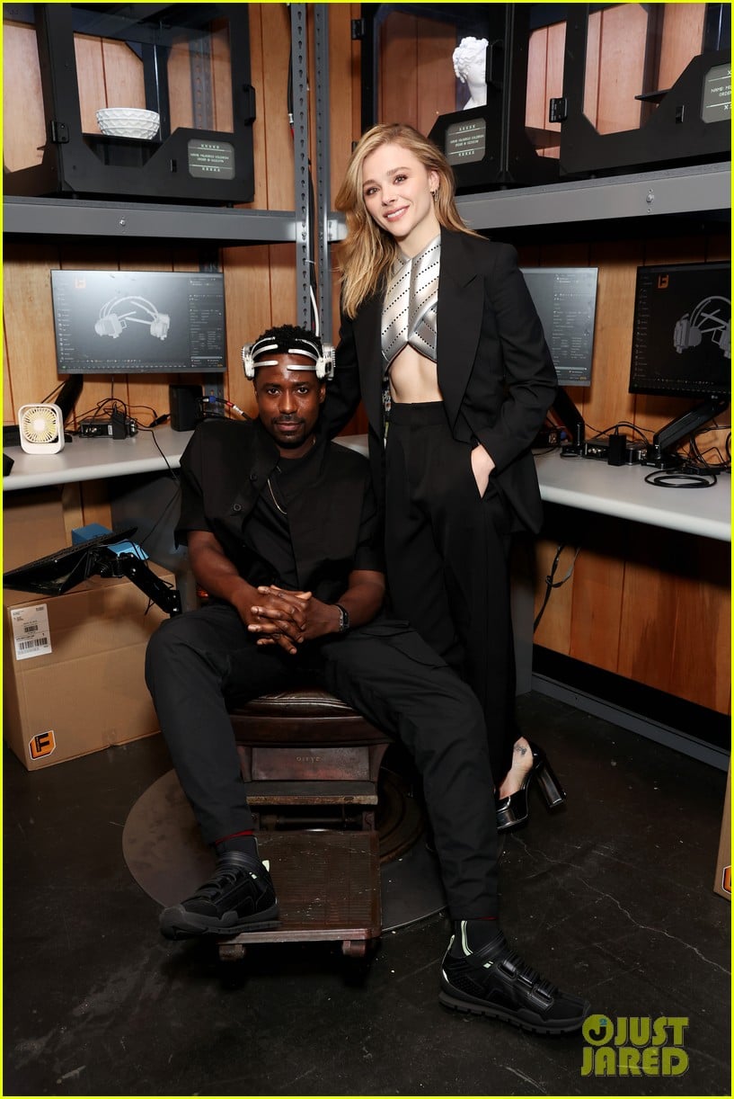 Chloe Moretz & 'The Peripheral' Cast Members Attend New York Comic Con ...