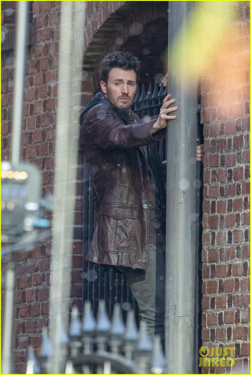 Chris Evans Slides Down a Drain Pipe While Filming His Own Stunts For ...