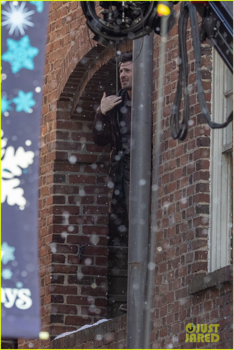 Chris Evans Slides Down a Drain Pipe While Filming His Own Stunts For ...
