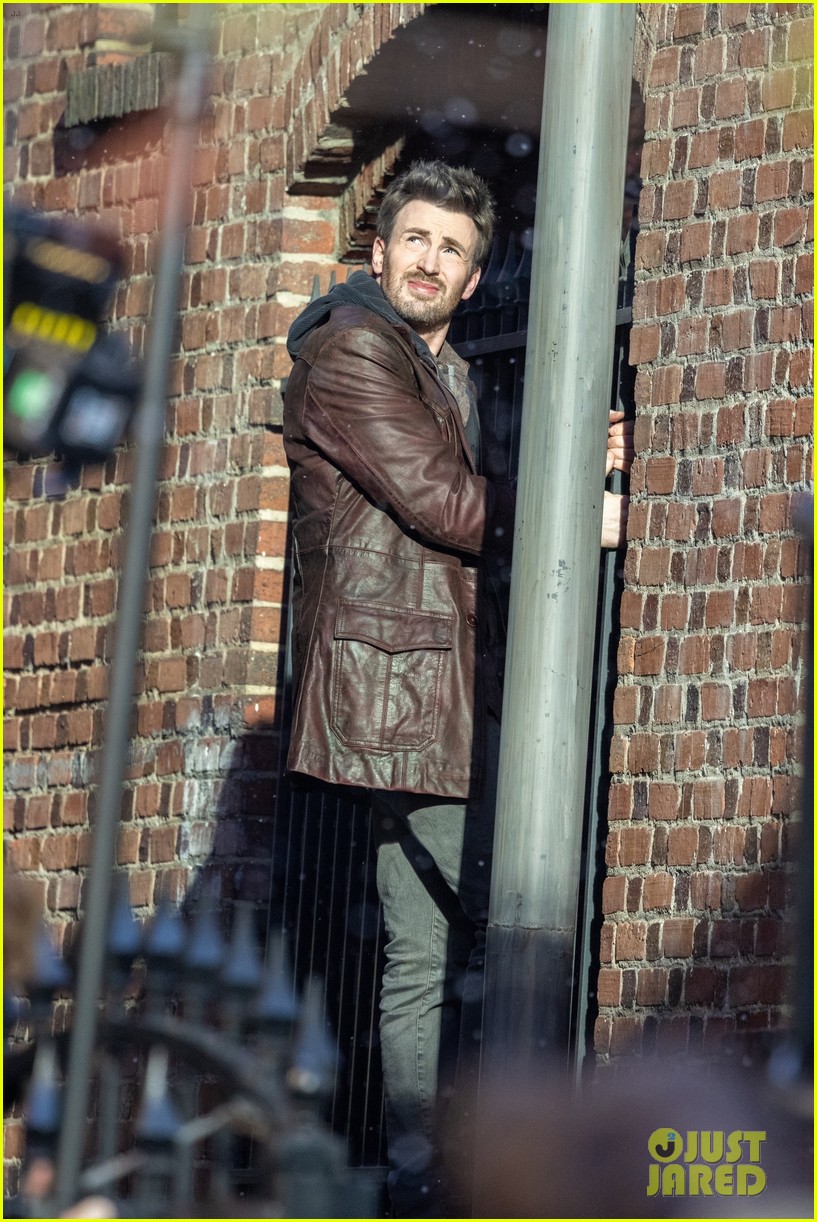 Chris Evans Slides Down a Drain Pipe While Filming His Own Stunts For ...