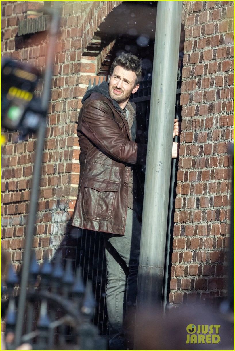 Chris Evans Slides Down a Drain Pipe While Filming His Own Stunts For ...