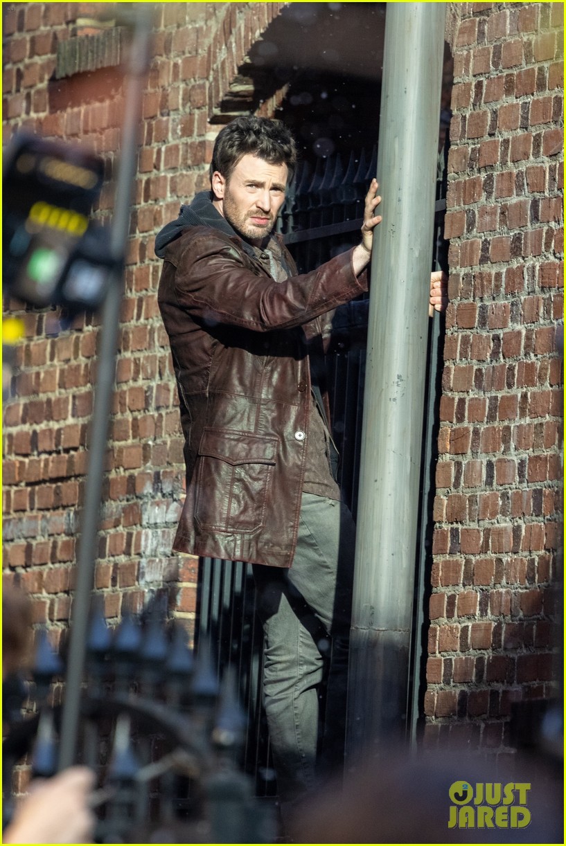 Chris Evans Slides Down a Drain Pipe While Filming His Own Stunts For ...