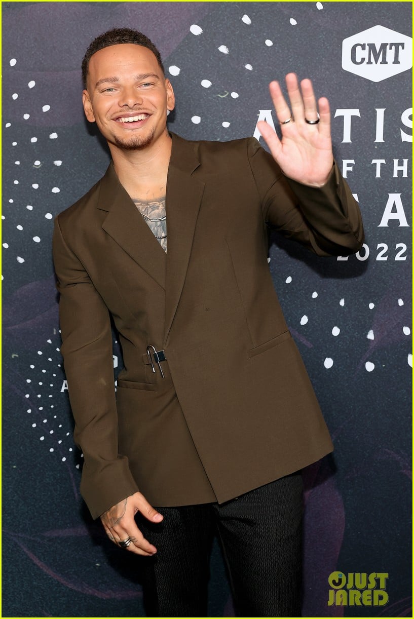 Kelsea Ballerini Honors Carly Pearce & More at CMT Artists Of The Year ...