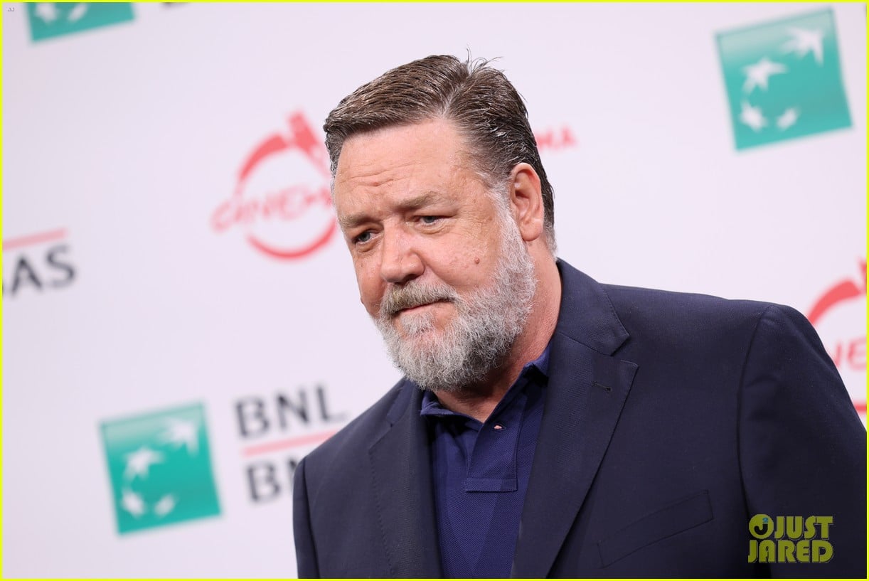 Russell Crowe & Girlfriend Britney Theriot Make Red Carpet Debut ...